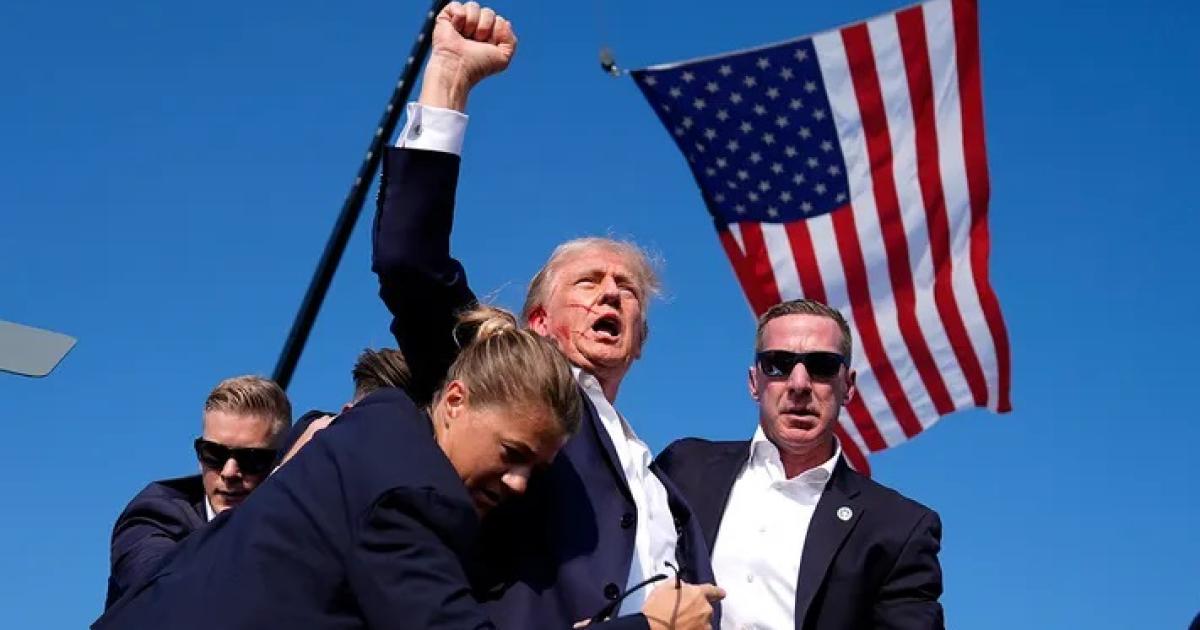 Imaginile cu Donald Trump ridicând pumnul în aer, cu sânge pe față, vor ... Imaginile cu Donald Trump ridicând pumnul în aer, cu sânge pe față, vor ...